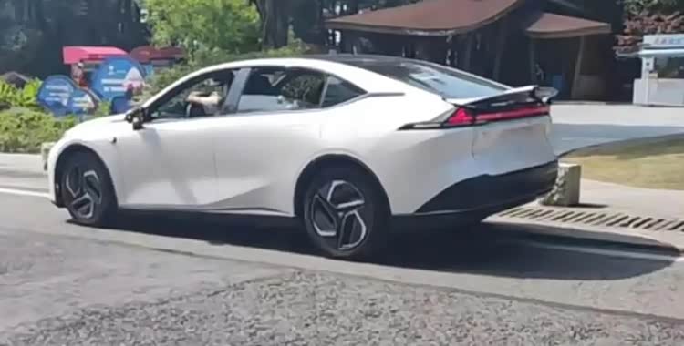 深蓝L07实车现身，大过SL03+电动尾翼，续航超300km+华为乾崑智驾_车家号_发现车生活_汽车之家