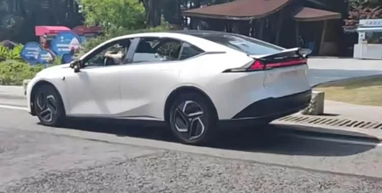 深蓝L07实车现身！超越SL03，电动尾翼吸睛，续航300km+华为智驾_车家号_发现车生活_汽车之家