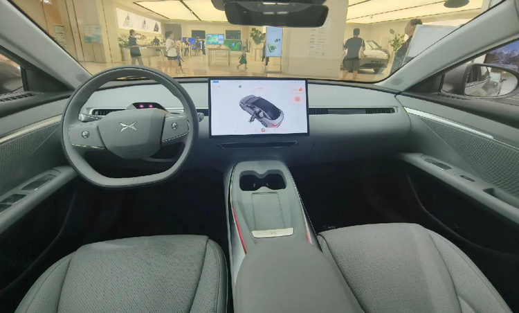 小鹏MONA M03实车到店，无仪表盘设计，看齐Model 3？_车家号_发现车生活_汽车之家