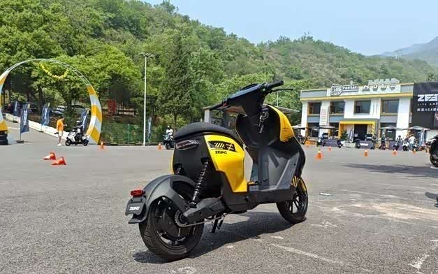 极核AE4系列：电动摩托界的“速度与激情”，性能与价格怎么样？_车家号_发现车生活_汽车之家