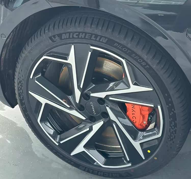 【文章】吉利造“黑武士”，尺寸超小米SU7，配双腔空悬+CDC悬架，能火？_车家号_汽车之家