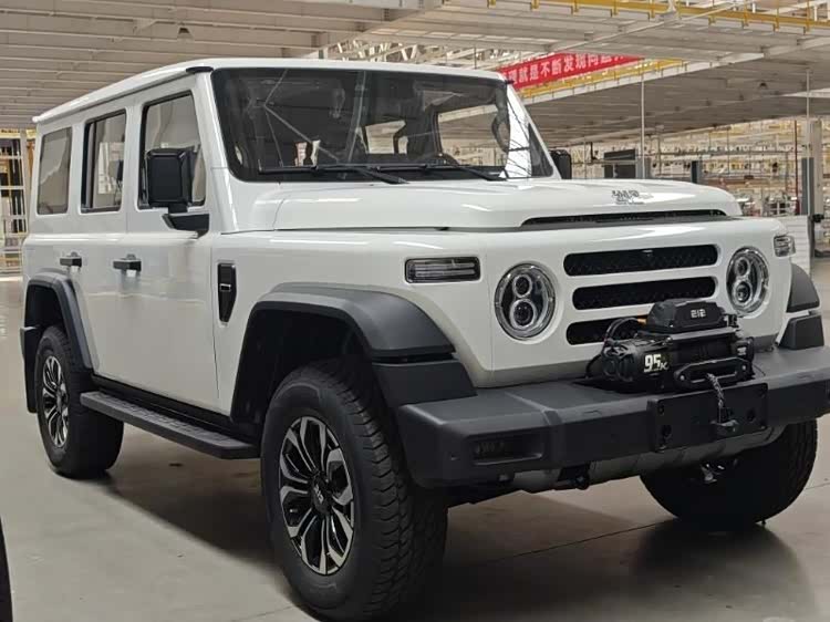 【文章】2.0T+8AT，前后硬桥依然硬派，内饰变豪华，新212实车曝光_车家号_汽车之家