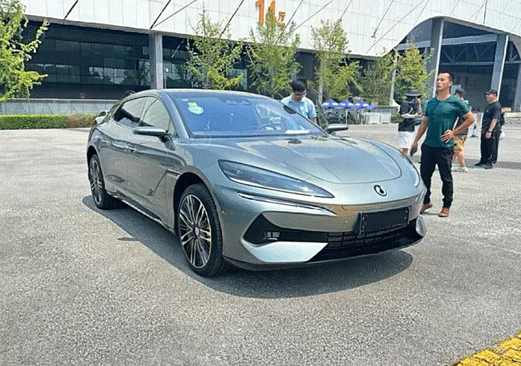 腾势Z9GT实车曝光！科技与豪华融合，预售开启，成都车展见！_车家号_发现车生活_汽车之家