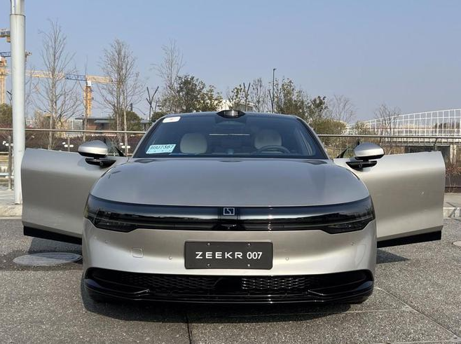 极氪007 vs 智己L6：从尺寸到细节，全面解析豪华电动新势力！_车家号_发现车生活_汽车之家