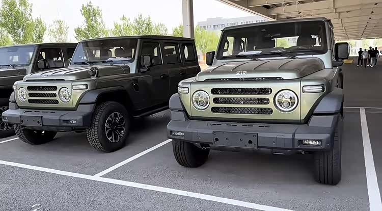 【文章】2.0T+8AT，前后硬桥依然硬派，内饰变豪华，新212实车曝光_车家号_汽车之家