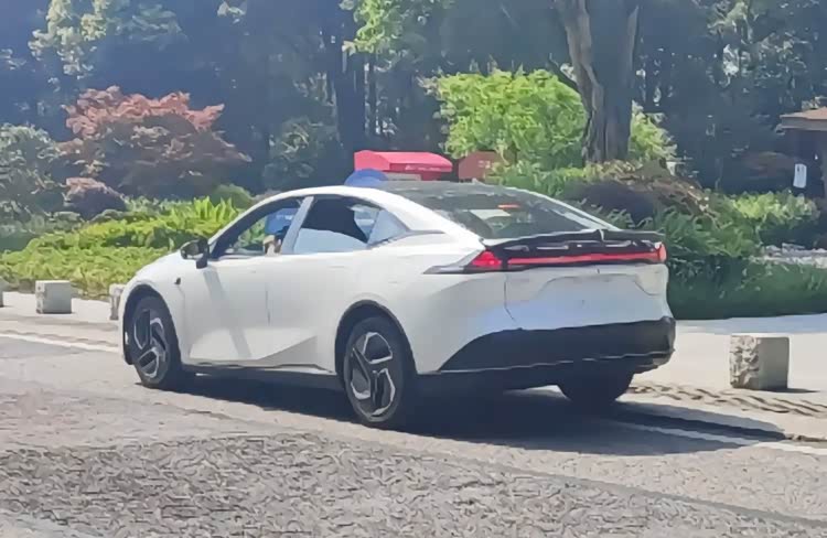 深蓝L07实车现身！超越SL03，电动尾翼吸睛，续航300km+华为智驾_车家号_发现车生活_汽车之家