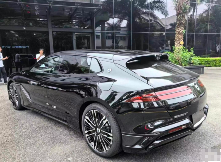 全新腾势Z9GT实车亮相，动感车身搭配黑色外观，太心动了_车家号_发现车生活_汽车之家