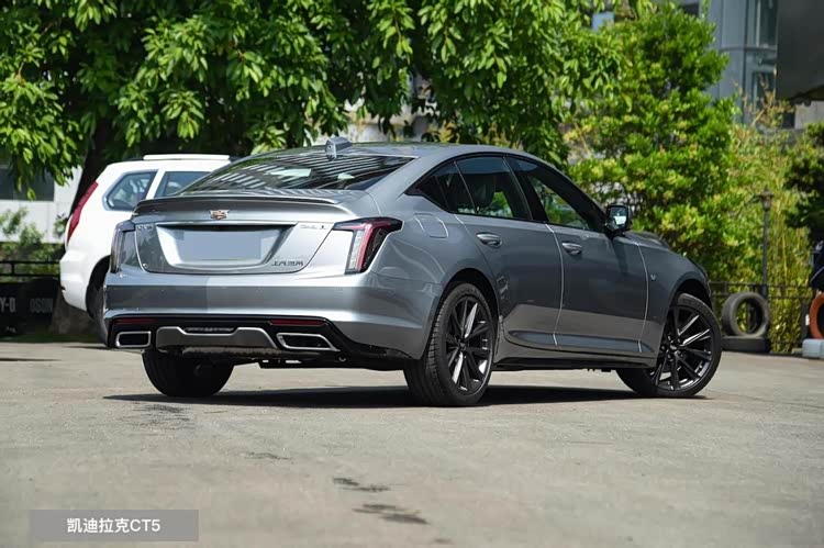 同为运动型中型车，凯迪拉克CT5对比奥迪A4L，究竟该如何选？_车家号_发现车生活_汽车之家