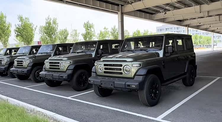 【文章】2.0T+8AT，前后硬桥依然硬派，内饰变豪华，新212实车曝光_车家号_汽车之家