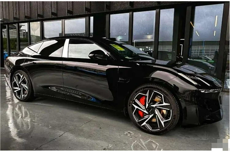 领克Z10实车现身，尺寸超小米SU7，配双腔空悬+CDC悬架，能火吗？_车家号_发现车生活_汽车之家