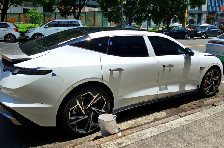 领克Z10实车现身街头，800V平台+双胶空悬，竞争小米SU7智己L6_车家号_发现车生活_汽车之家