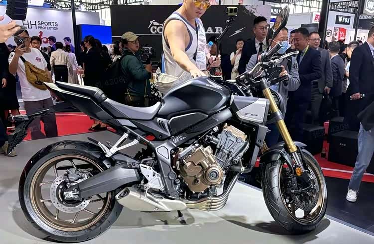 【文章】新款本田CB650R上市，售价76800元，电控离合器与仪表有升级_车家号_汽车之家