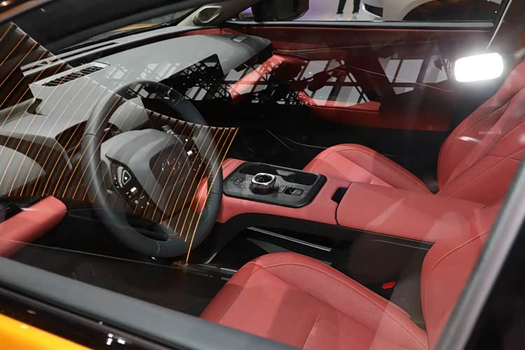 预计为丰田bZ3C！一汽丰田全新纯电动车试装下线，轿跑风格设计_车家号_发现车生活_汽车之家