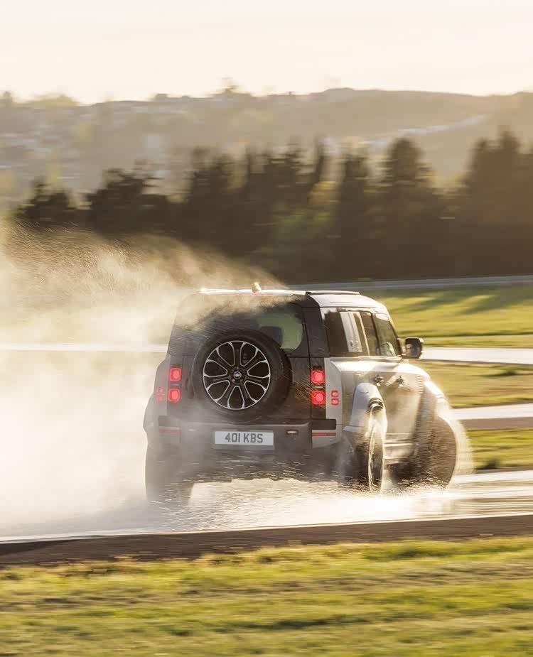 路虎卫士OCTA官图发布 外观调整 配4.4T V8轻混动力_车家号_发现车生活_汽车之家