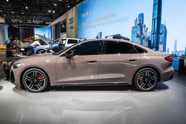 更多细节曝光！全新一汽奥迪A5L实车内饰，配曲面双联屏+副驾屏_车家号_发现车生活_汽车之家