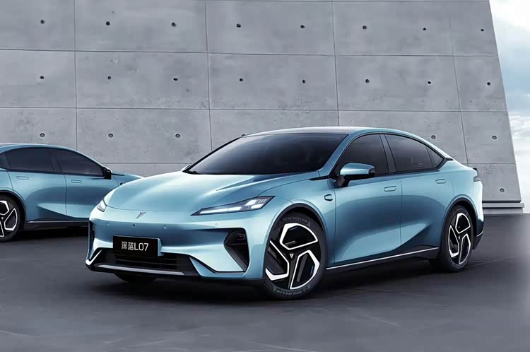 深蓝L07实车现身，大过SL03+电动尾翼，续航超300km+华为乾崑智驾_车家号_发现车生活_汽车之家