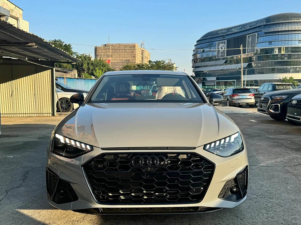 25款奥迪A4L实车！新增logo车贴+12点方向盘，全系标配30色氛围灯_车家号_发现车生活_汽车之家