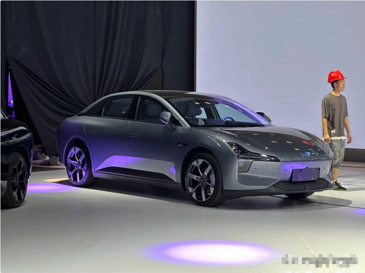 小鹏MONA M03超长续航版实车曝光！售价12.98万，成都车展将亮相_车家号_发现车生活_汽车之家