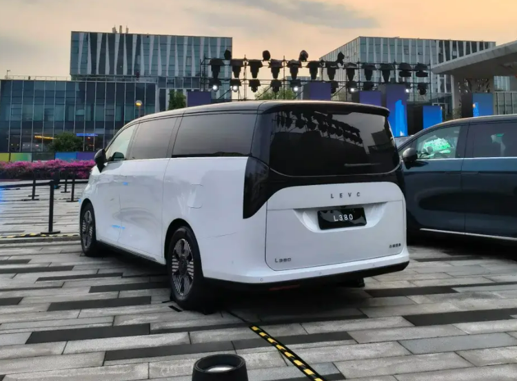 吉利翼真L380上市，电动中大型MPV/可选四驱，售价37.99万元起_车家号_发现车生活_汽车之家