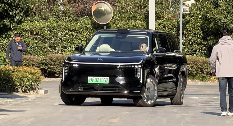 智己LS9街拍曝光，530马力双电机配402km纯电，这价格打谁_车家号_发现车生活_汽车之家