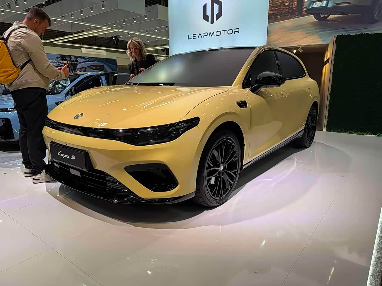 开启盲订/四季度发布，零跑Lafa5 亮相2025慕尼黑车展_车家号_发现车生活_汽车之家