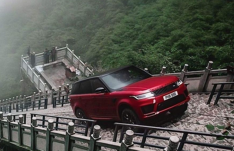 奇瑞风云X3L挑战天门山失败 爬天梯挑战以撞坏护栏告终_车家号_发现车生活_汽车之家