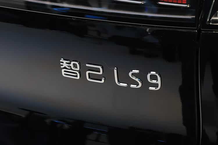 纯电续航402km！智己LS9 11月4日预售，大电池增程大型SUV来袭_车家号_发现车生活_汽车之家