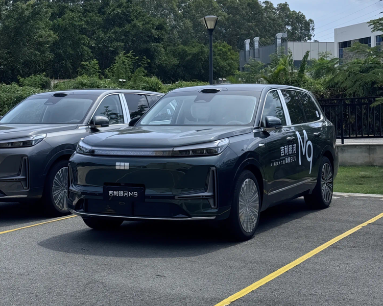 吉利银河M9实车到店，长超5米2+续航1505km，三电机707马力_车家号_发现车生活_汽车之家