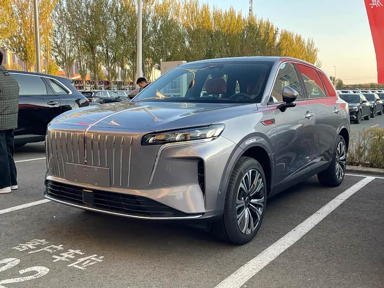 红旗HS6 PHEV实车到店，长超4米9+502马力，配零重力副驾+冰箱_车家号_发现车生活_汽车之家