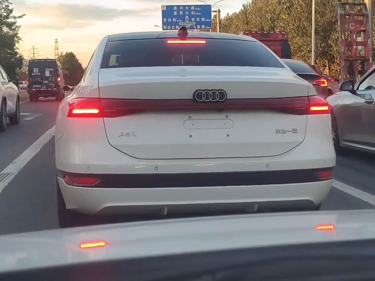 全新国产奥迪A6L无伪实车现身，白色车漆毫无违和感_车家号_发现车生活_汽车之家