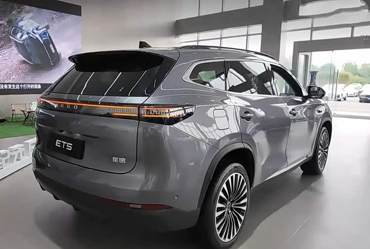 奇瑞 “小 Macan” 星途ET5实车到店，轴距2.8m，纯电续航165km！_车家号_发现车生活_汽车之家