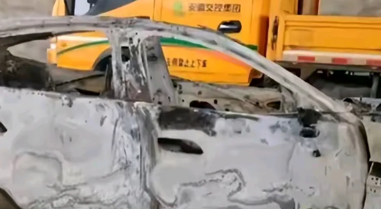 成都一小米SU7发生事故后起火，车门无法打开，造成人员死亡_车家号_发现车生活_汽车之家