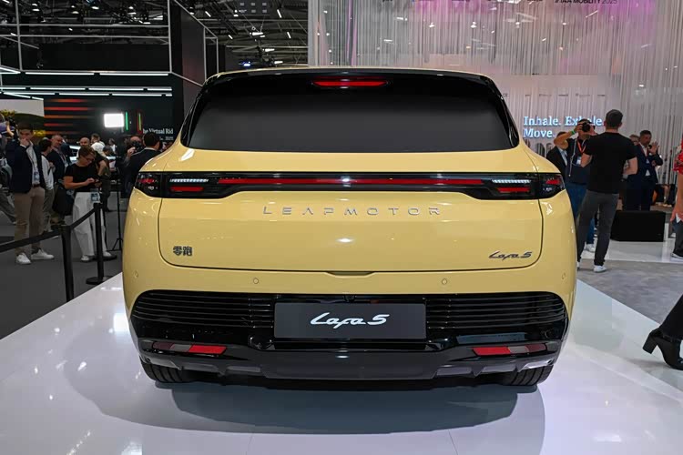 四季度国内发布 零跑Lafa 5实车亮相 2026年上市_车家号_发现车生活_汽车之家