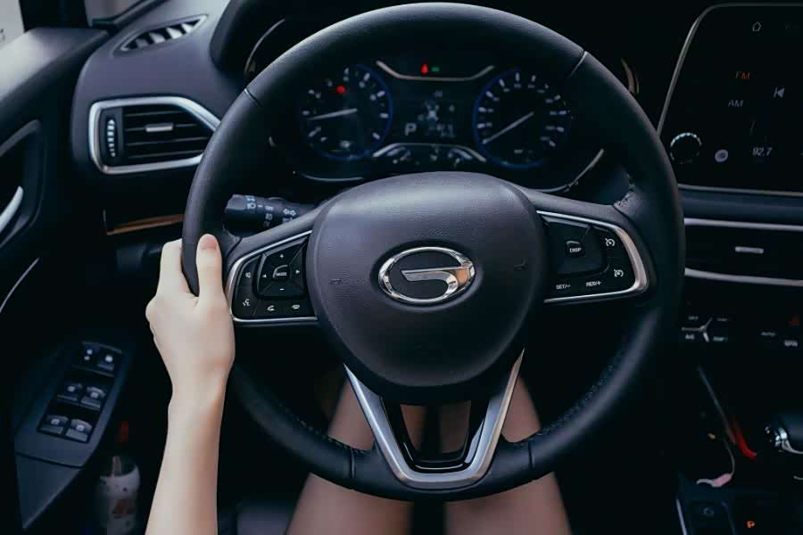 司机过路口时，猛加油和慢起步哪个安全？不同的情况选择不同！_车家号_发现车生活_汽车之家