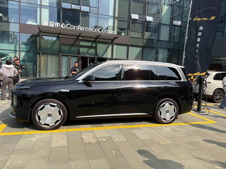 全新零跑D19实车曝光！双腔空悬+智能防晕车，15分钟快充350km_车家号_发现车生活_汽车之家