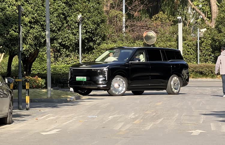 智己LS9街拍曝光，530马力双电机配402km纯电，这价格打谁_车家号_发现车生活_汽车之家