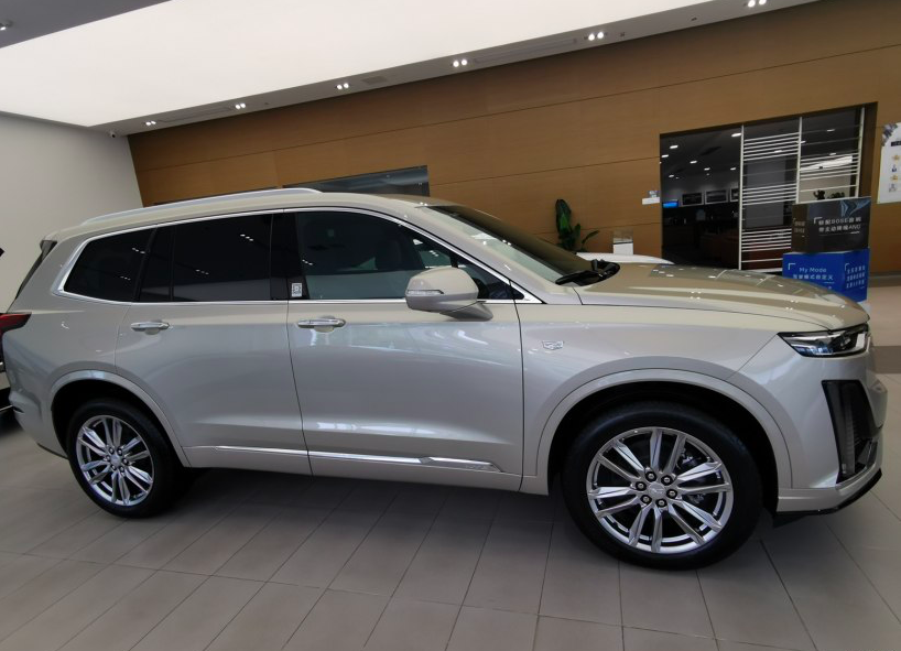 2022款凯迪拉克XT6到店！银色涂装少见，标配2.0T+9AT，动力强劲_车家号_发现车生活_汽车之家