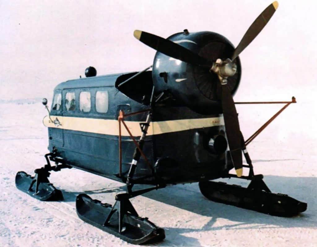 苏联KA-30客货两用机动雪橇 搭载290马力星型飞机发动机