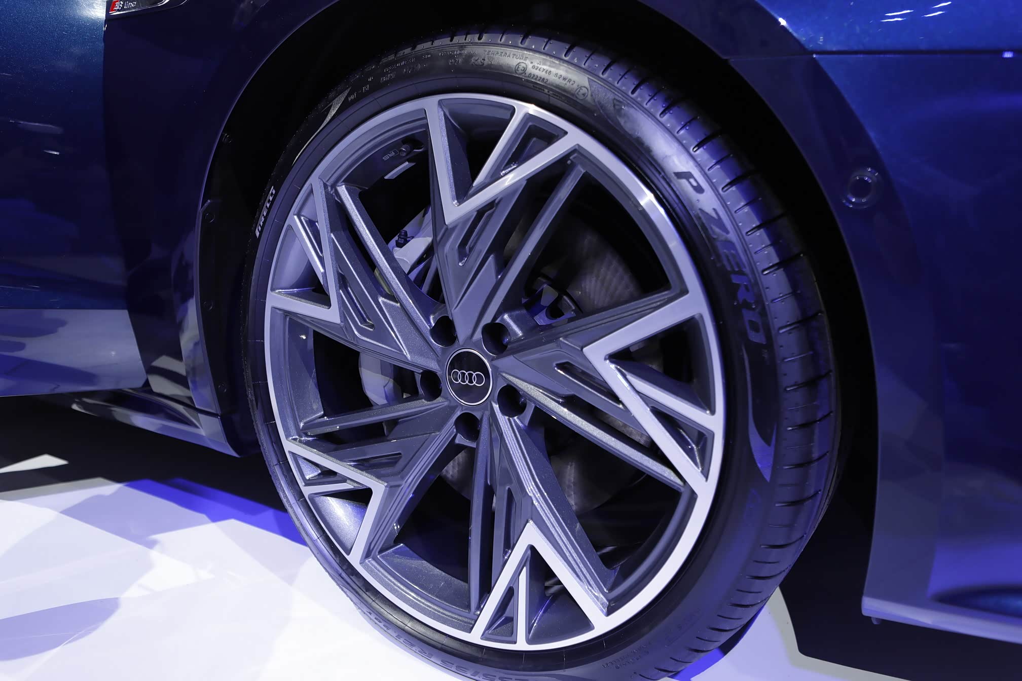 上汽奥迪之夜，A7L和首款豪华纯电SUV亮相_车家号_发现车生活_汽车之家