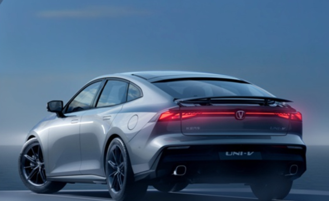 号称国产“小奥迪A7”？长安UNI-V实车曝光，竞争影豹、MG6？_车家号_发现车生活_汽车之家